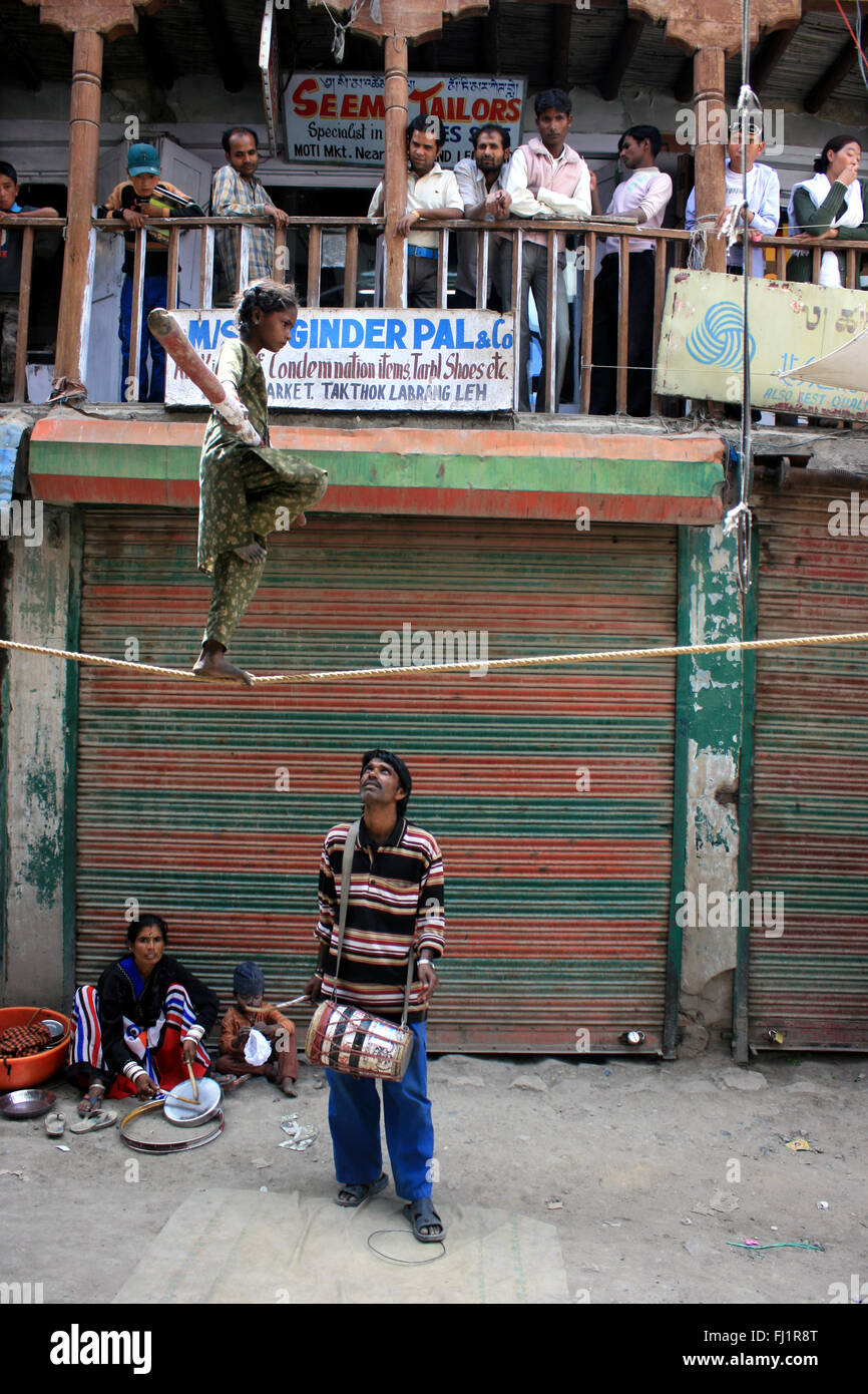 Acrobat family hi-res stock photography and images - Alamy