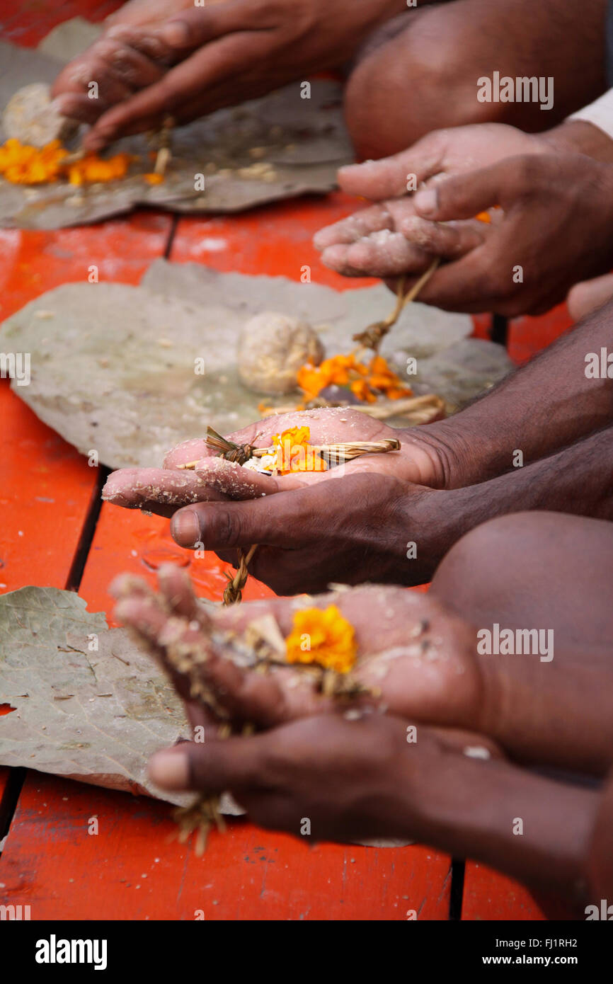 Food india eating with hands hi-res stock photography and images - Alamy