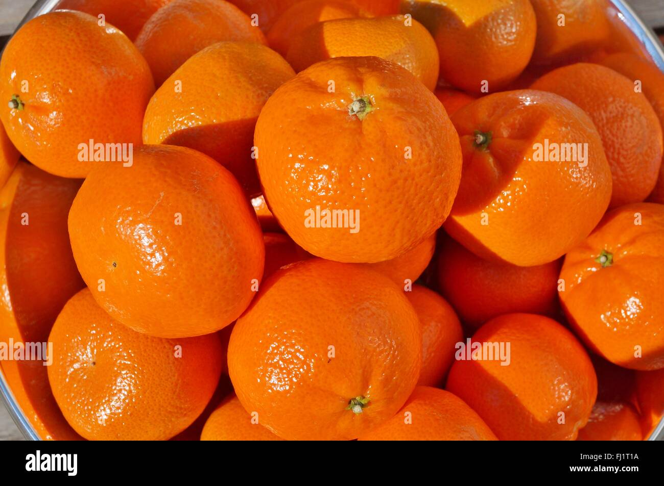 Bowl of bright orange clementines Stock Photo - Alamy