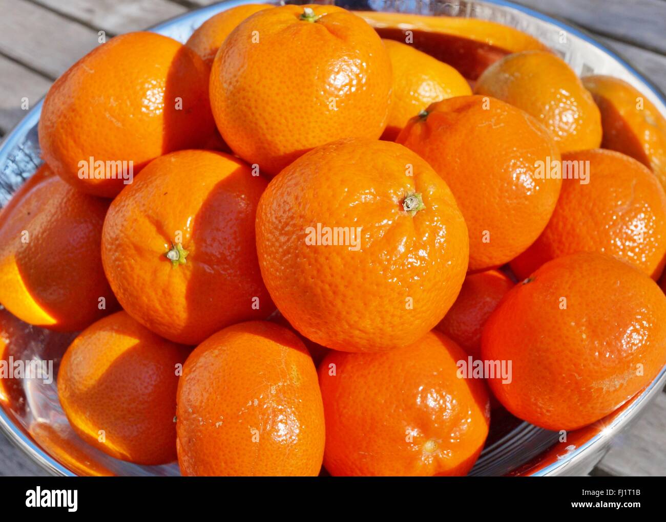 Bowl of bright orange clementines Stock Photo - Alamy