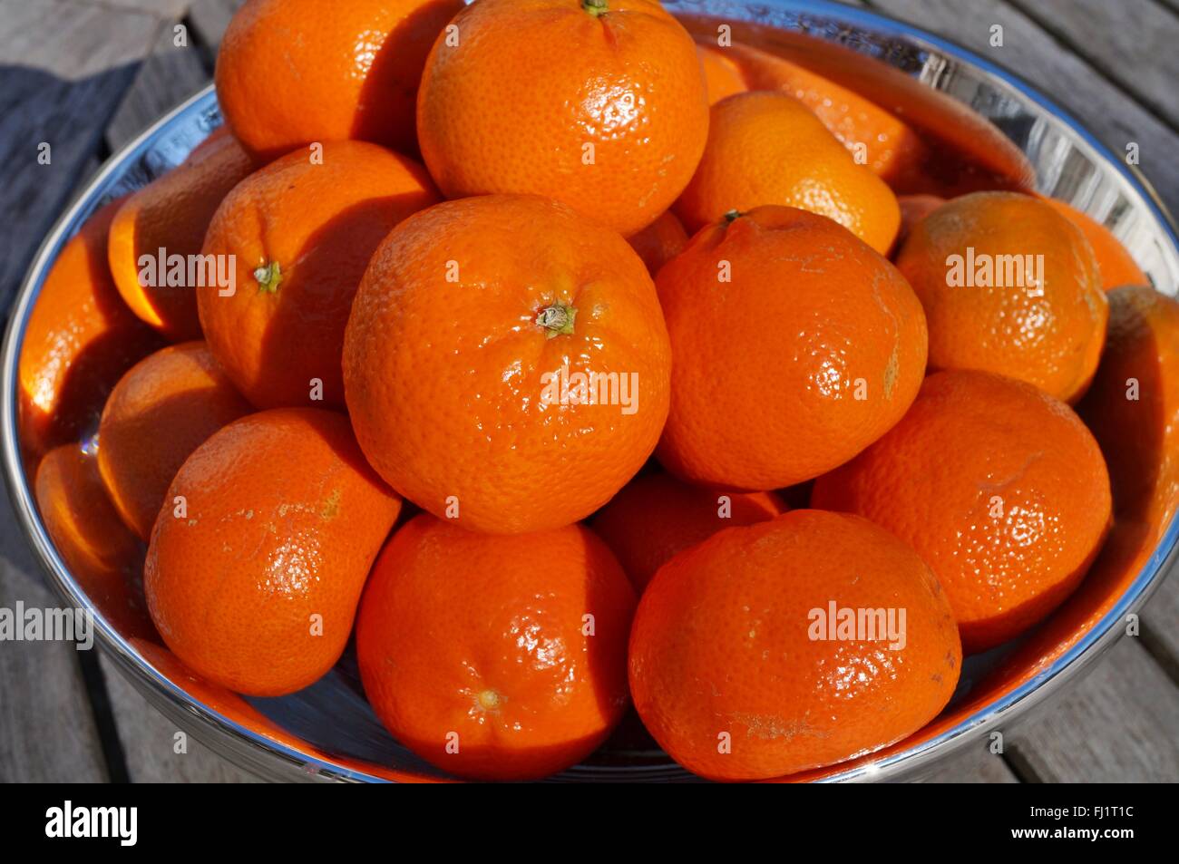 Bowl of bright orange clementines Stock Photo - Alamy