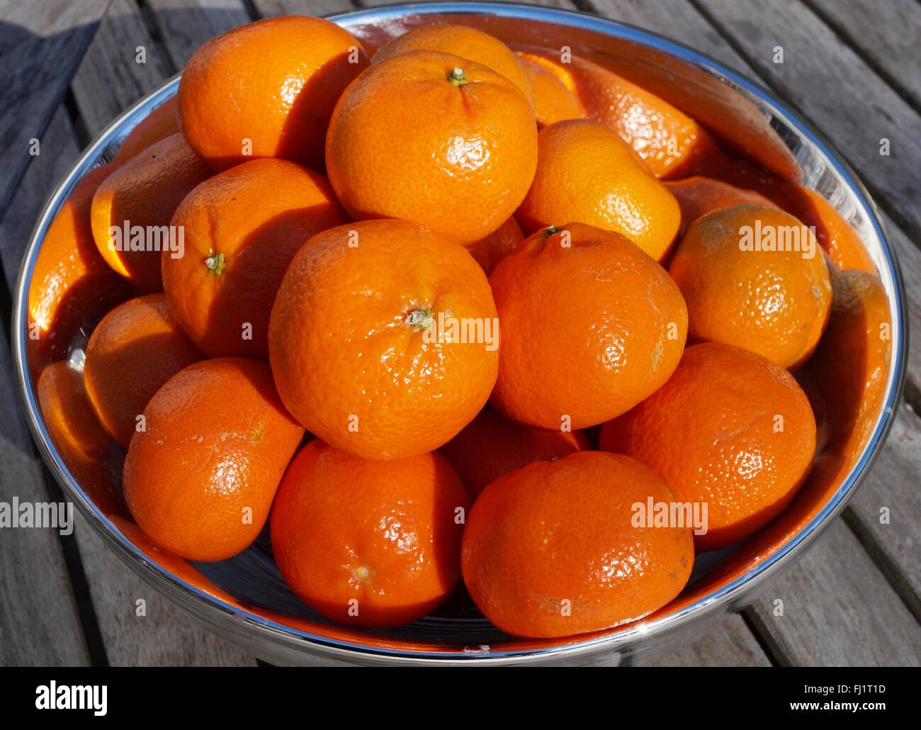 Bowl of bright orange clementines Stock Photo - Alamy