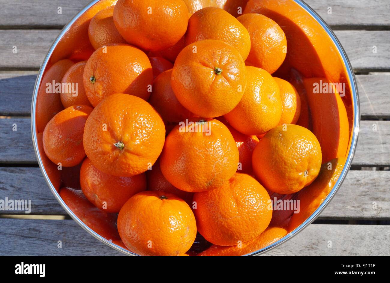 Bowl of bright orange clementines Stock Photo - Alamy