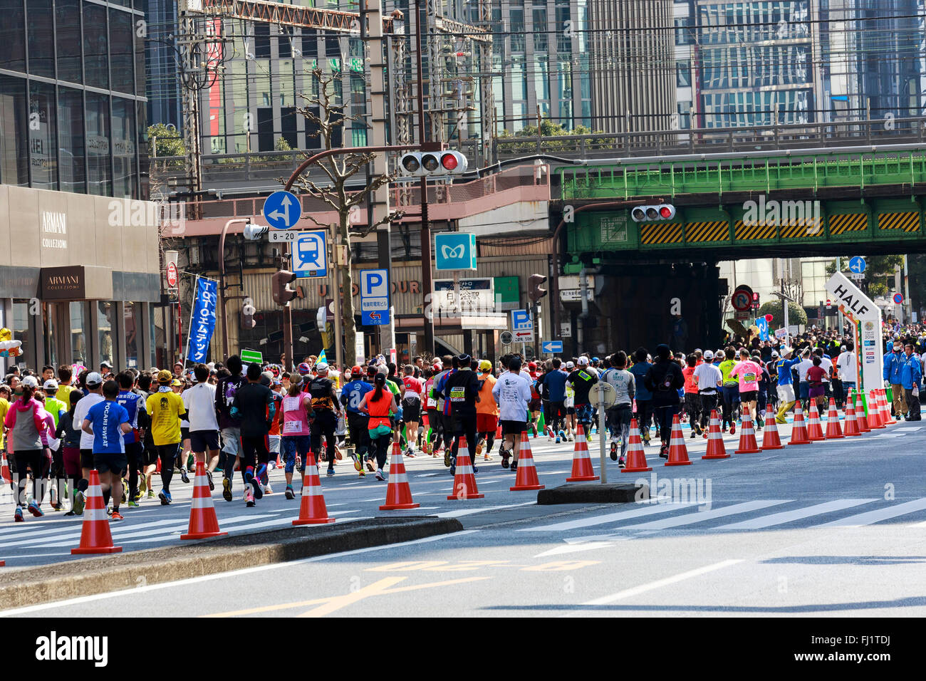 Tokyo, Japan. 28th Feb, 2016. Runners race through Hibiya during the ...