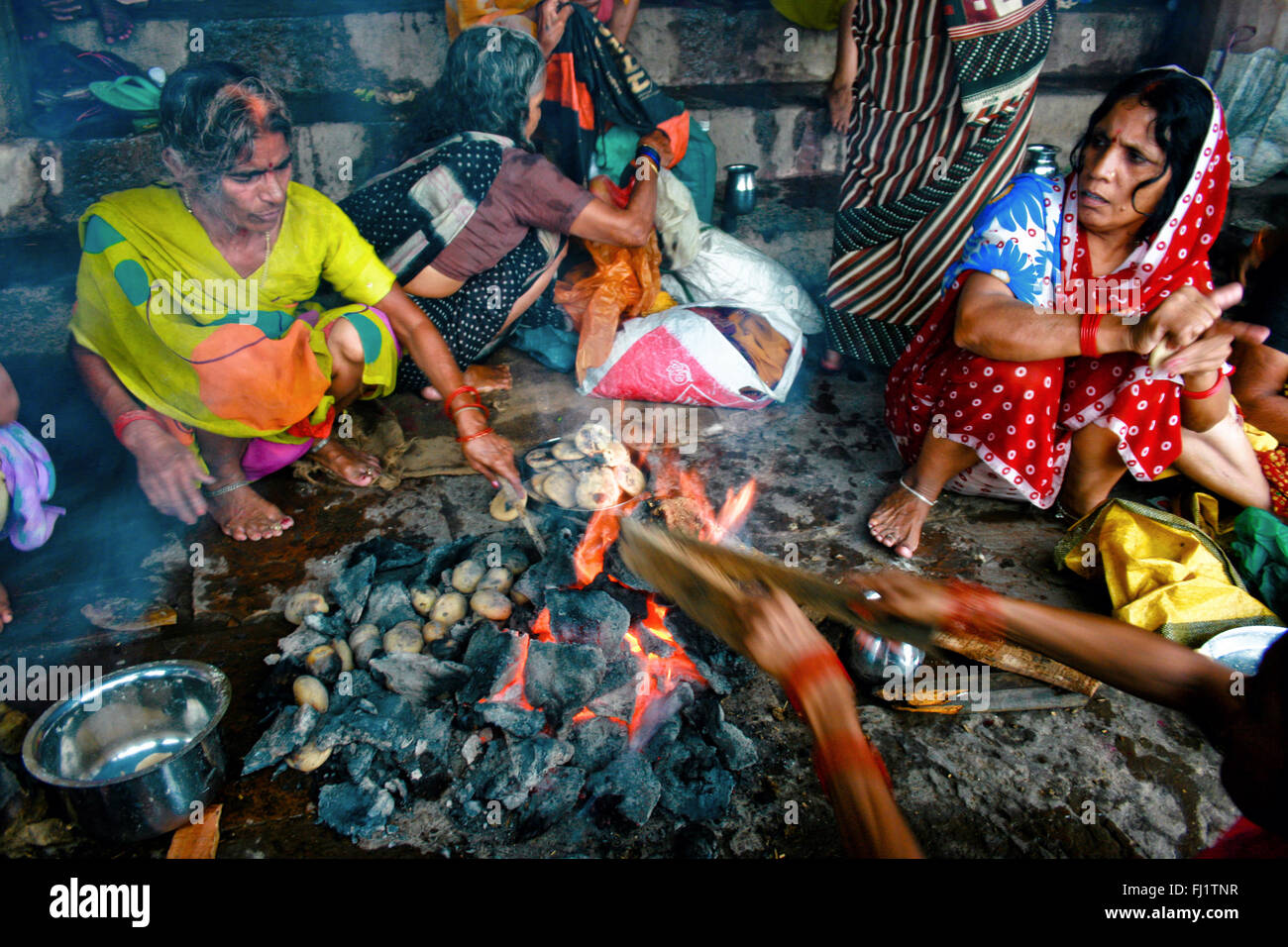 Indian poor woman cooking hi-res stock photography and images - Alamy