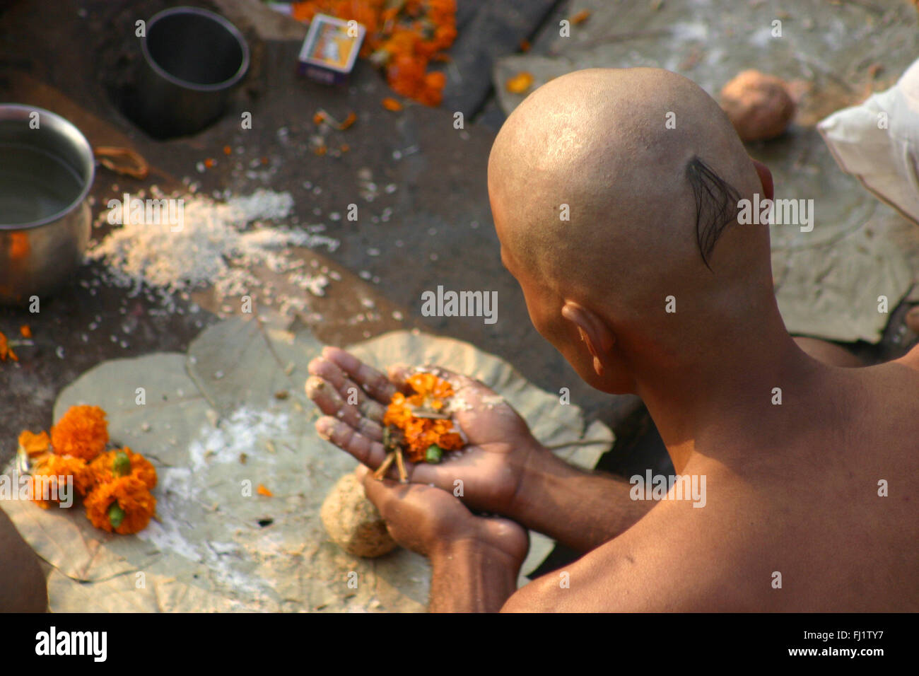Puja ritual in the morning near the Ganges in Varanasi, India Stock ...