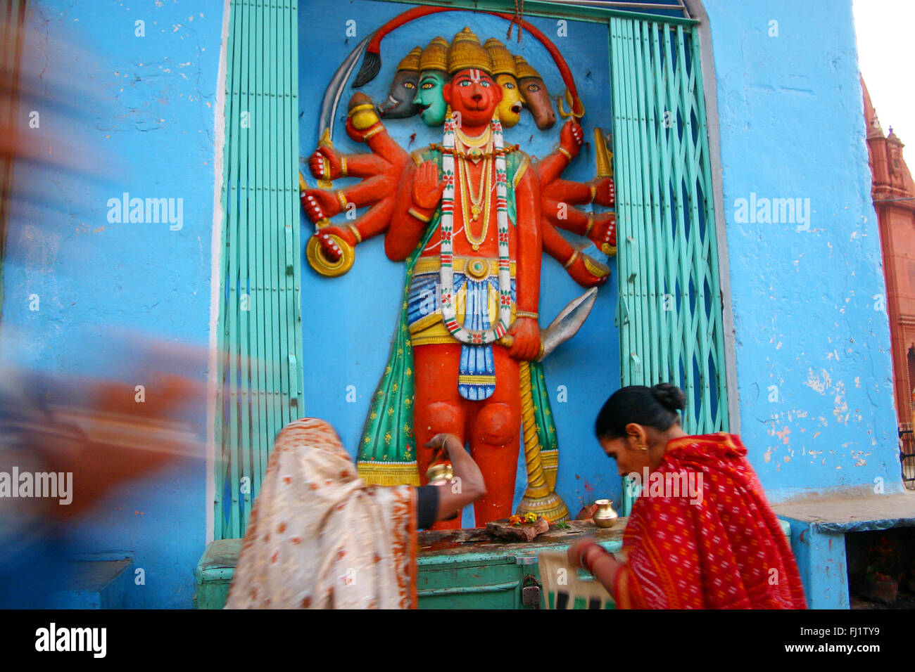 Puja ritual in the morning near the Ganges in Varanasi, India Stock ...