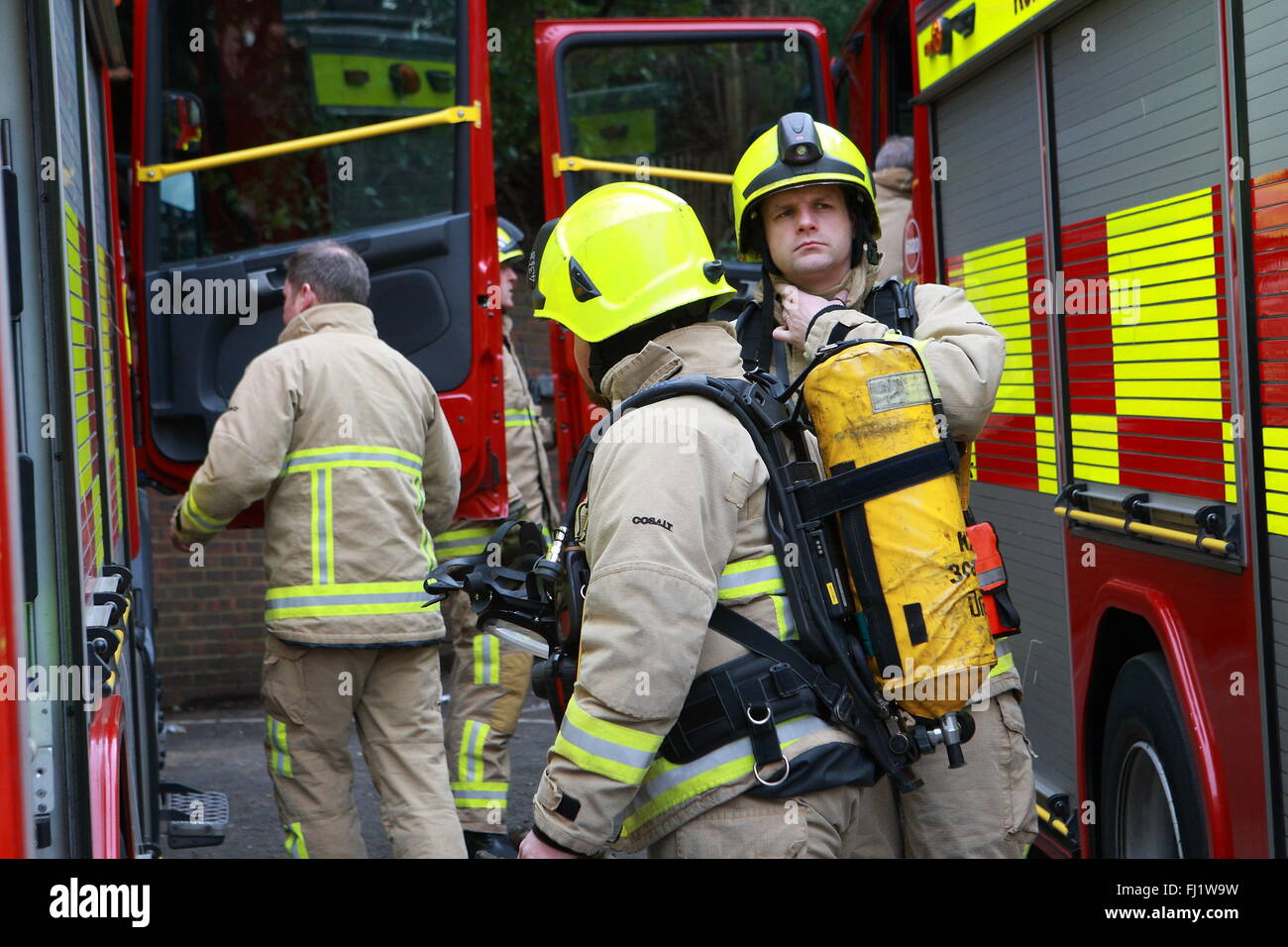 Saturday 26/02/2016 Five fire engines, around 25 firefighters and a ...