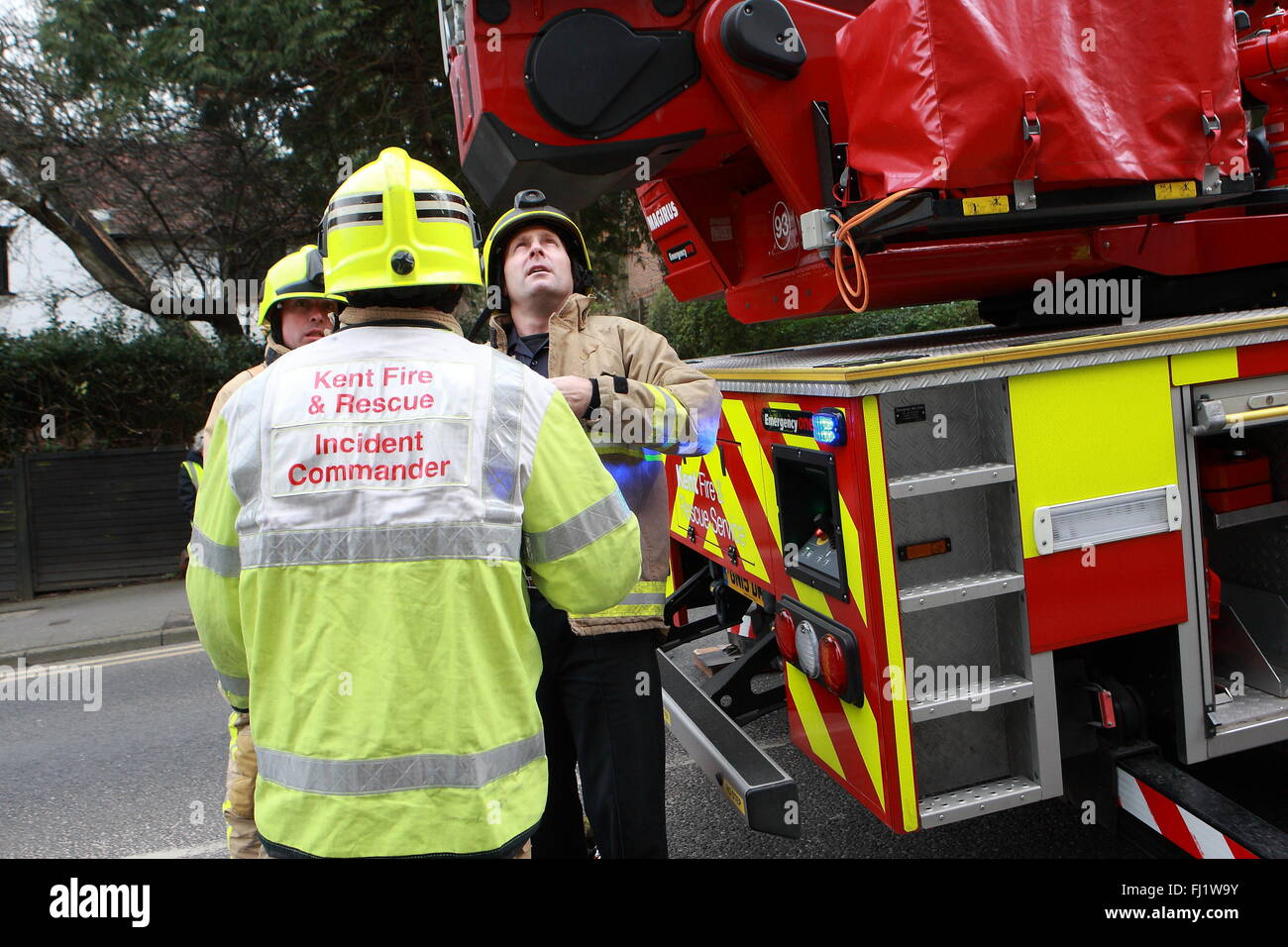 Saturday 26/02/2016 Five fire engines, around 25 firefighters and a ...