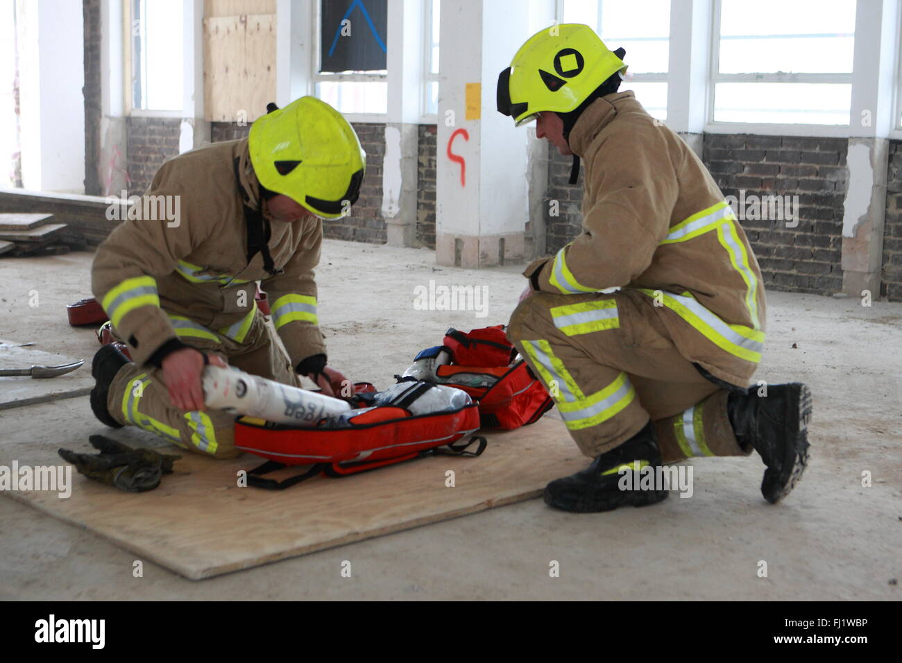 Saturday 26/02/2016 Five fire engines, around 25 firefighters and a ...