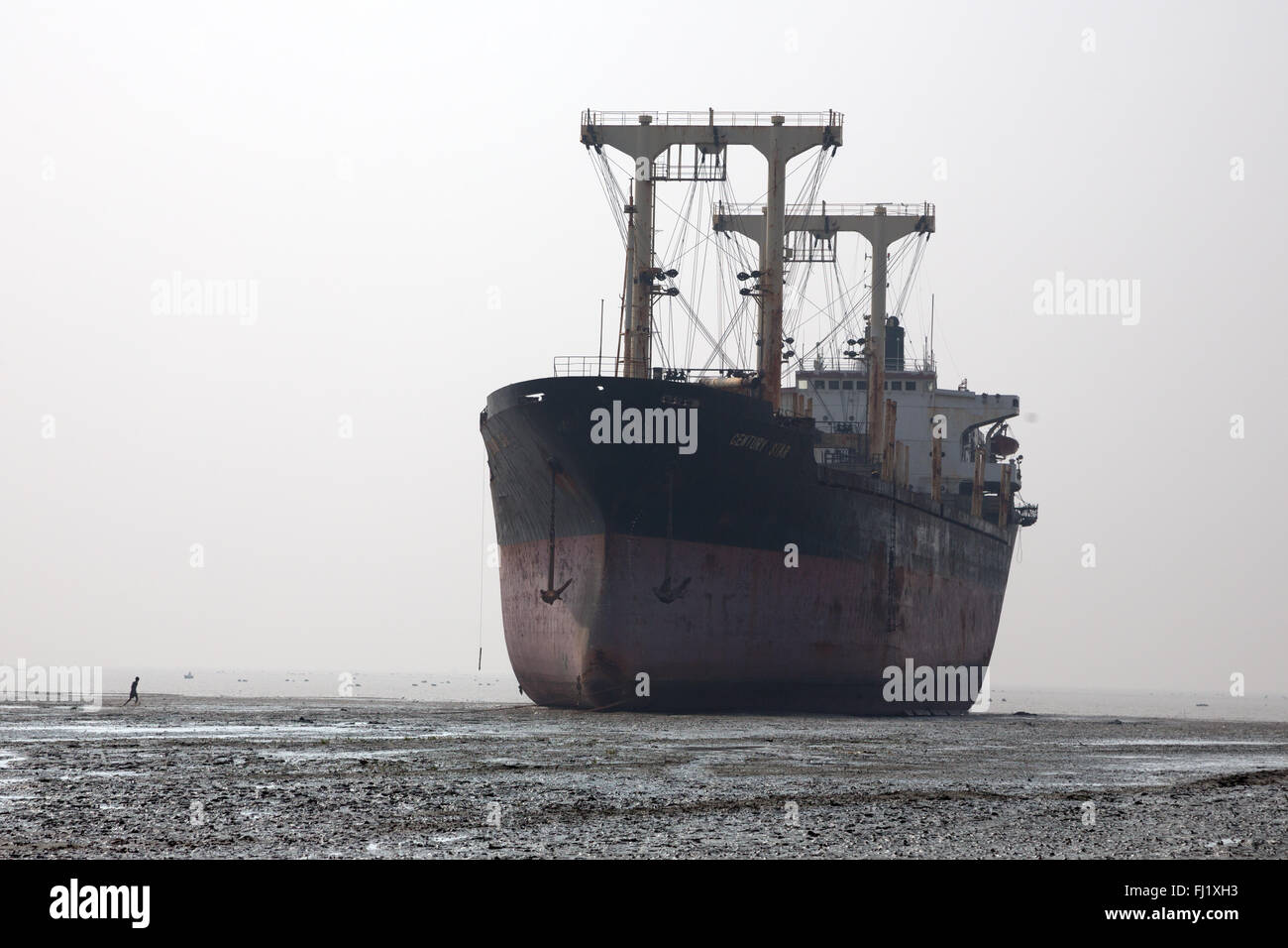Ship breaking yard in Chittagong , Bangladesh Stock Photo - Alamy