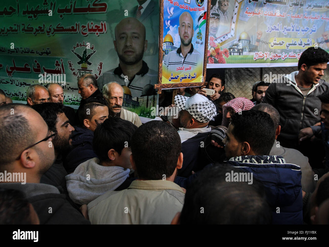 Palestinian residents in Gaza receive captive reporter "Ashraf Hamash ...