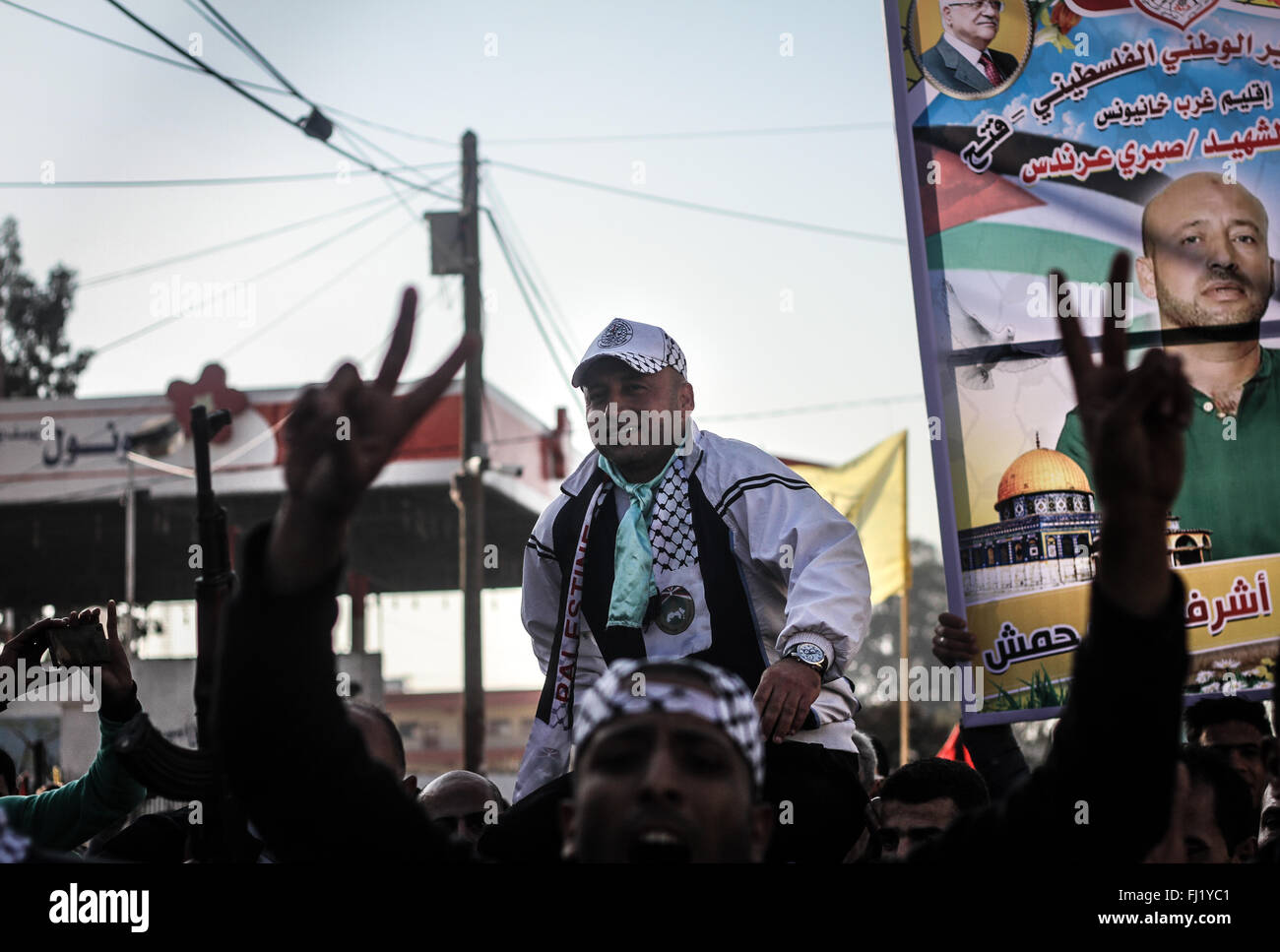 Palestinians in Gaza receive captive "Ashraf Hamash" released by ...