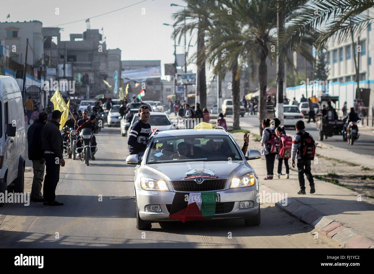 Palestinians in Gaza receive captive "Ashraf Hamash" released by ...