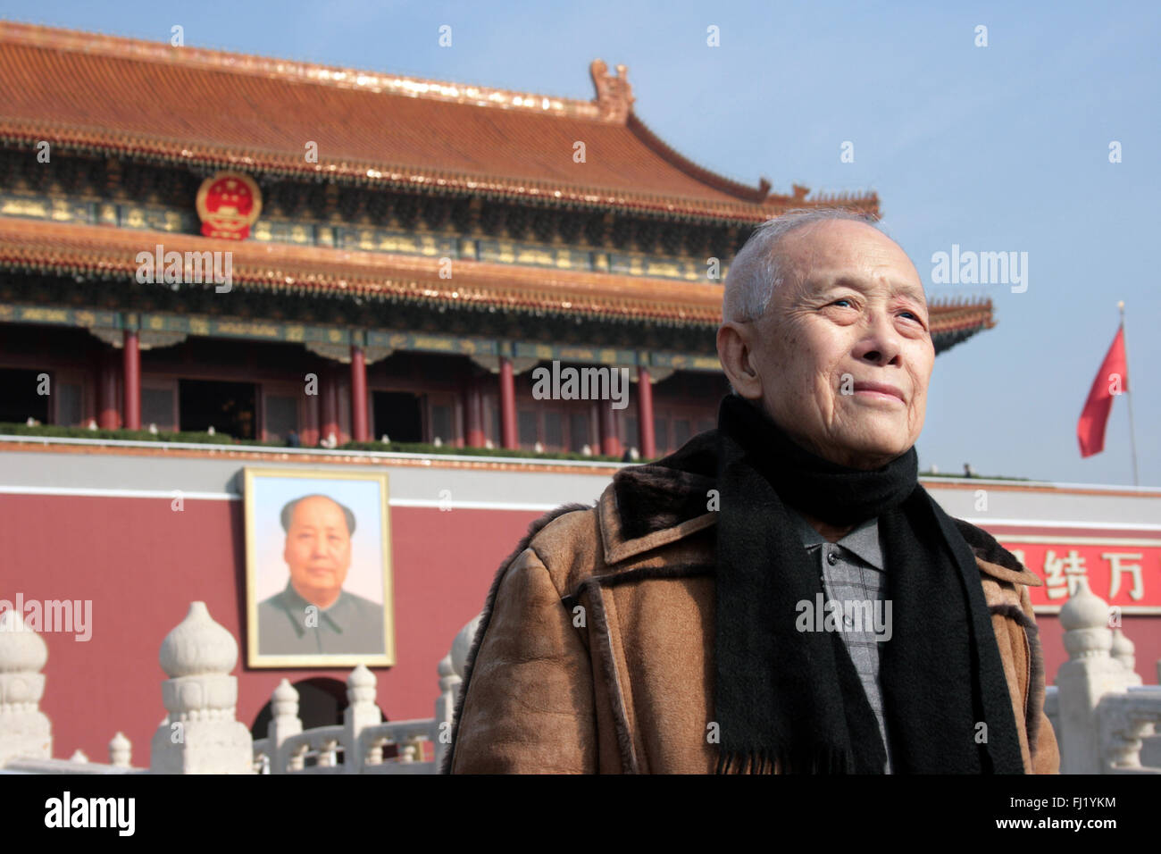 Old man in front of Forbidden city with huge pictire of Mao Zedong on ...