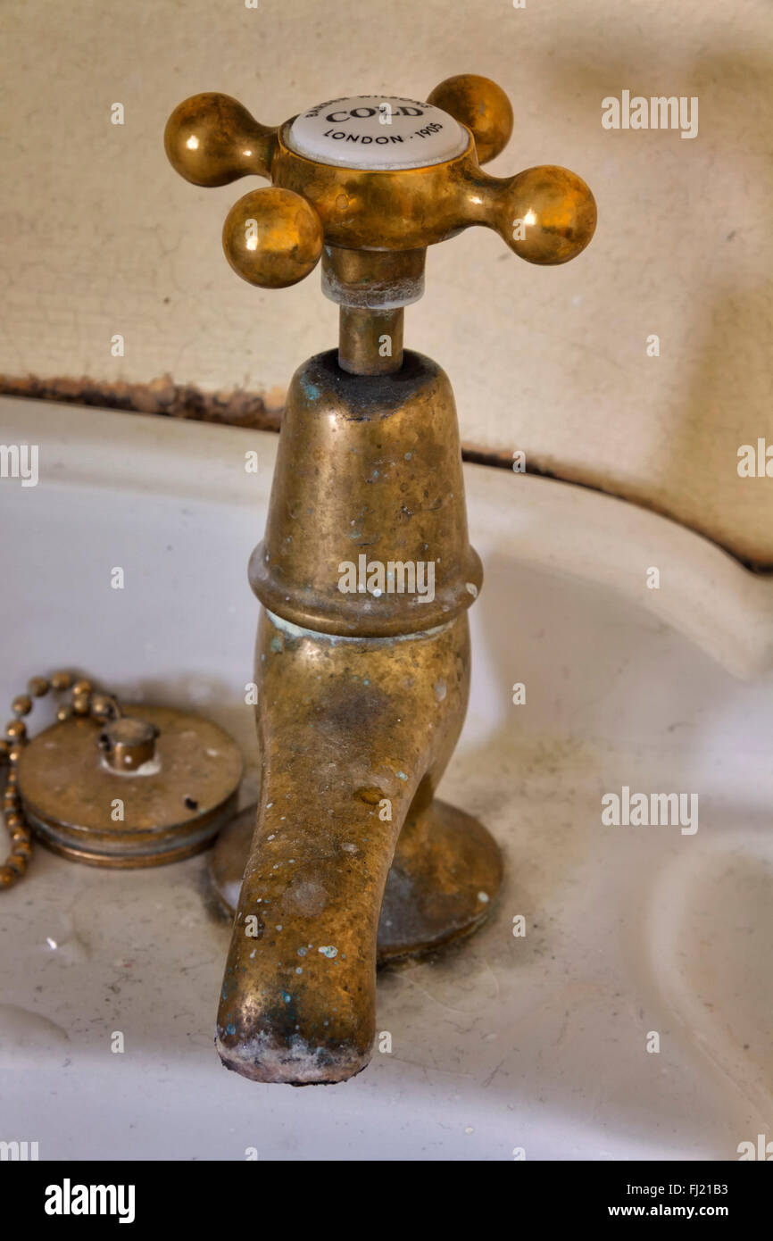 Hand basin hi-res stock photography and images - Alamy