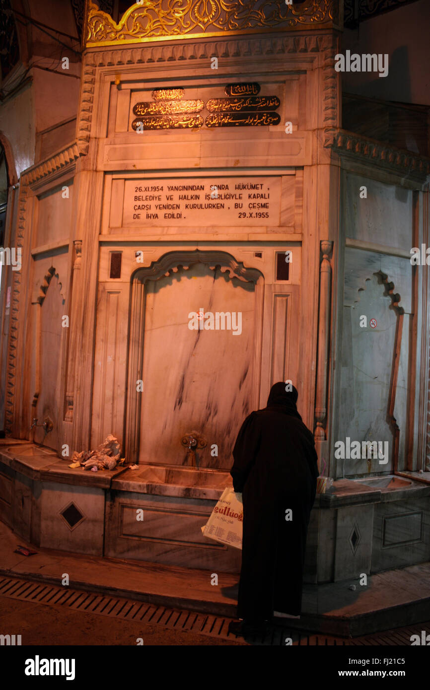 Woman with niqab alone in Grand Bazaar in Istanbul Stock Photo - Alamy