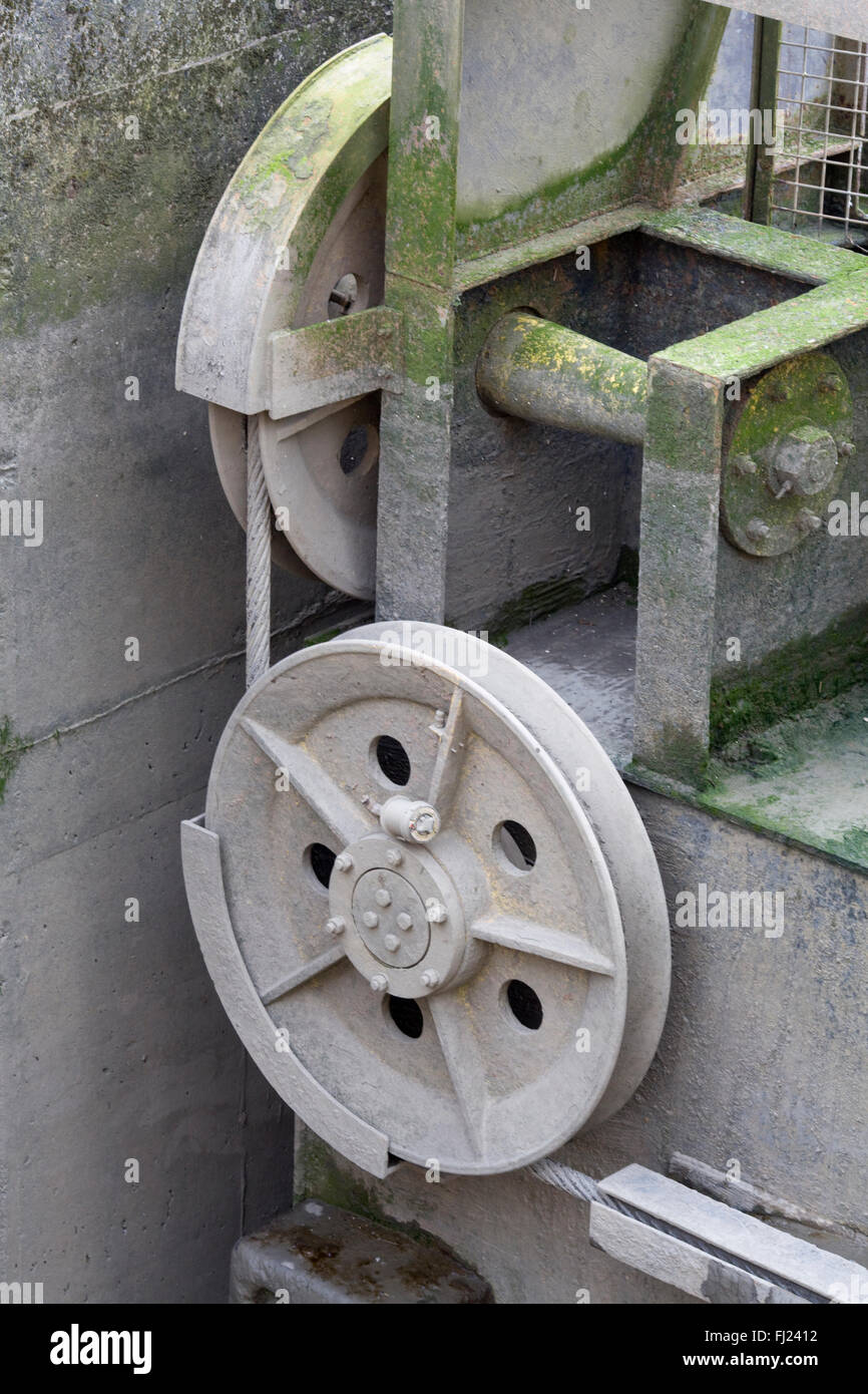 Large sluice gate hi-res stock photography and images - Alamy