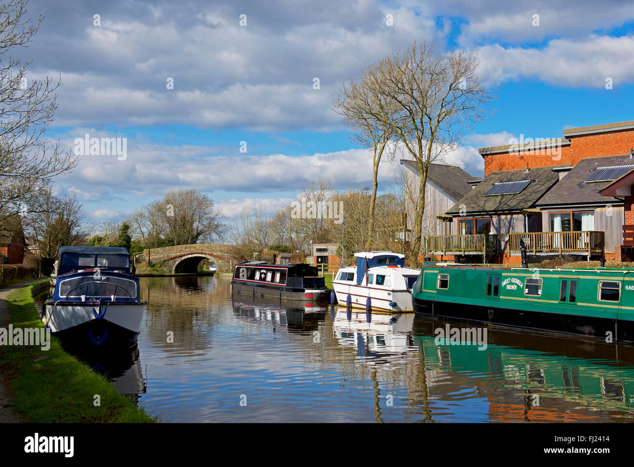 Lancaster Canal Boats High Resolution Stock Photography and Images - Alamy