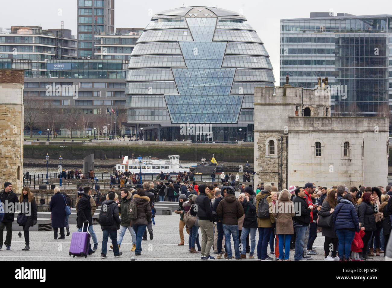 Crowds queuing outside the Tower of London Stock Photo - Alamy