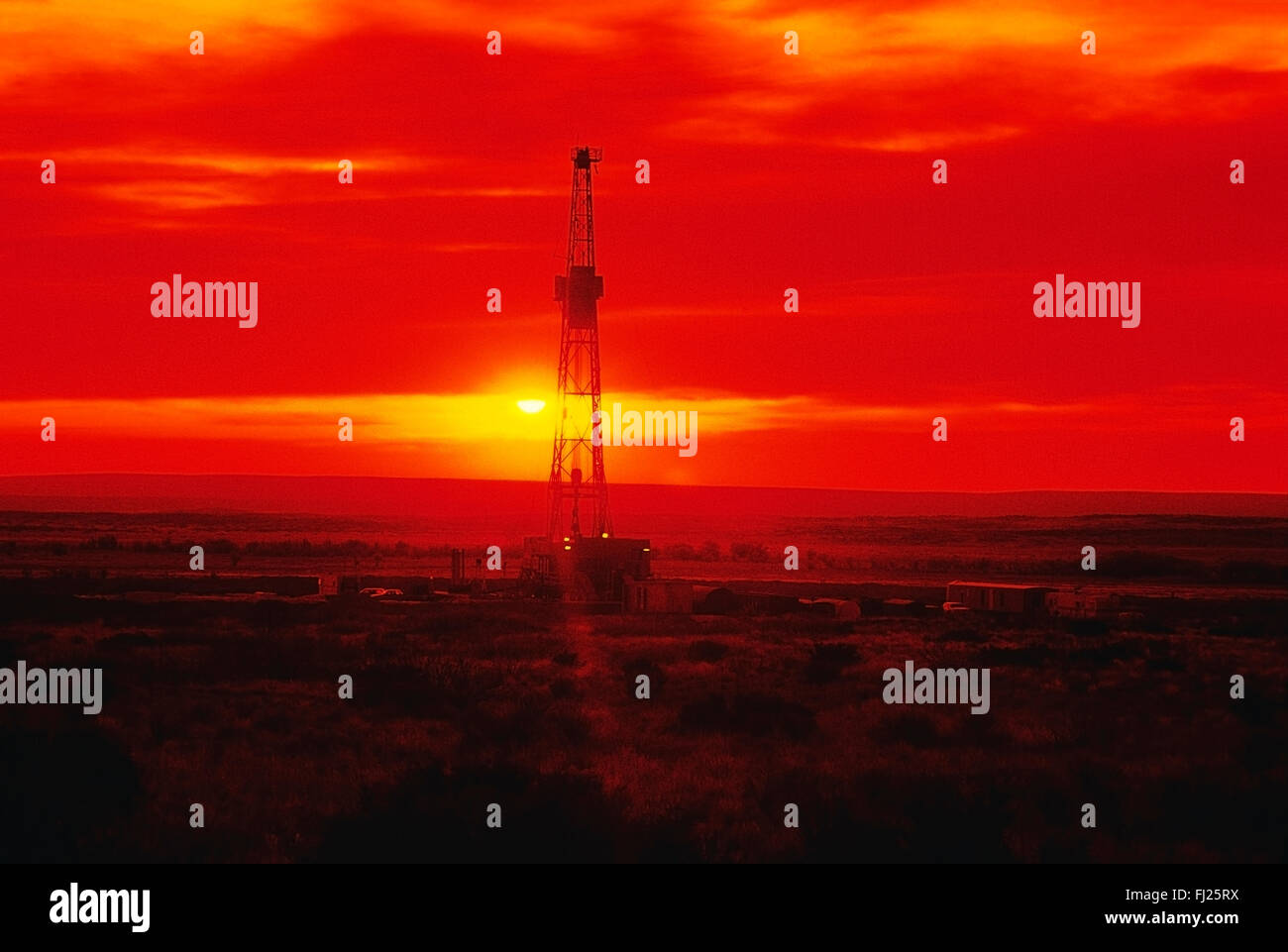 Oil rig sunset hi-res stock photography and images - Alamy