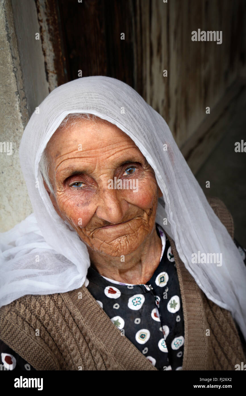 Kurdish clothes hi-res stock photography and images - Alamy