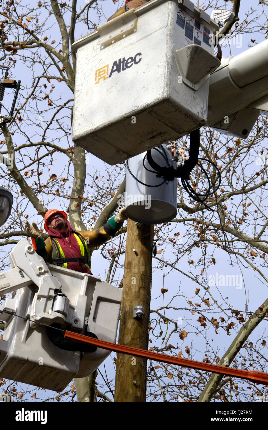 Utility Worker works on a electrical transformer Stock Photo - Alamy