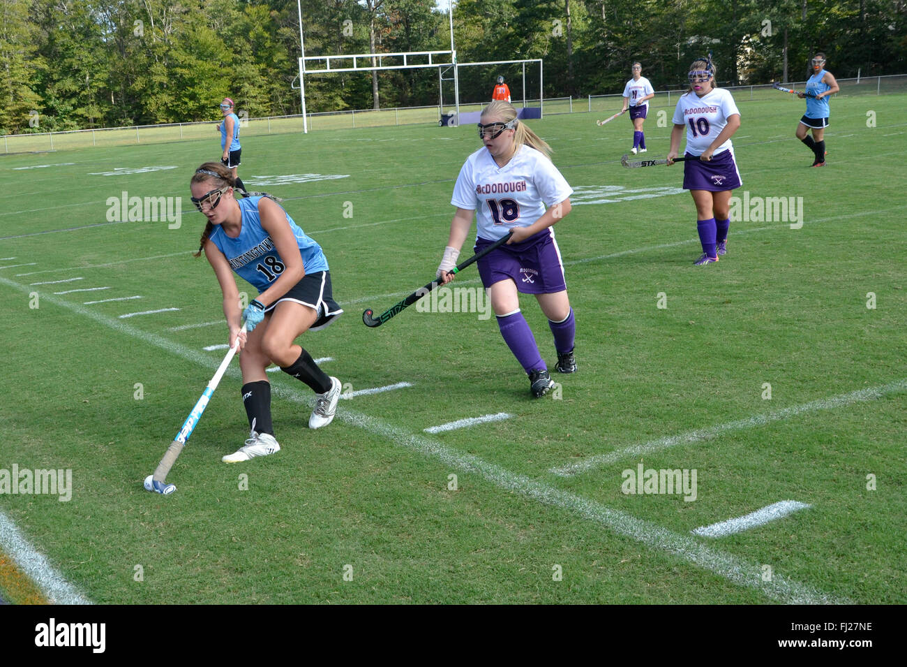 Girls playing hockey field hi-res stock photography and images - Alamy