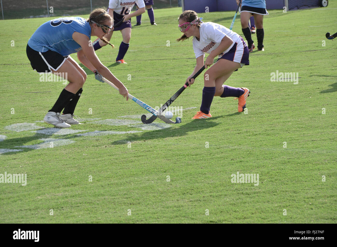 Girls playing field hockey hi-res stock photography and images - Alamy
