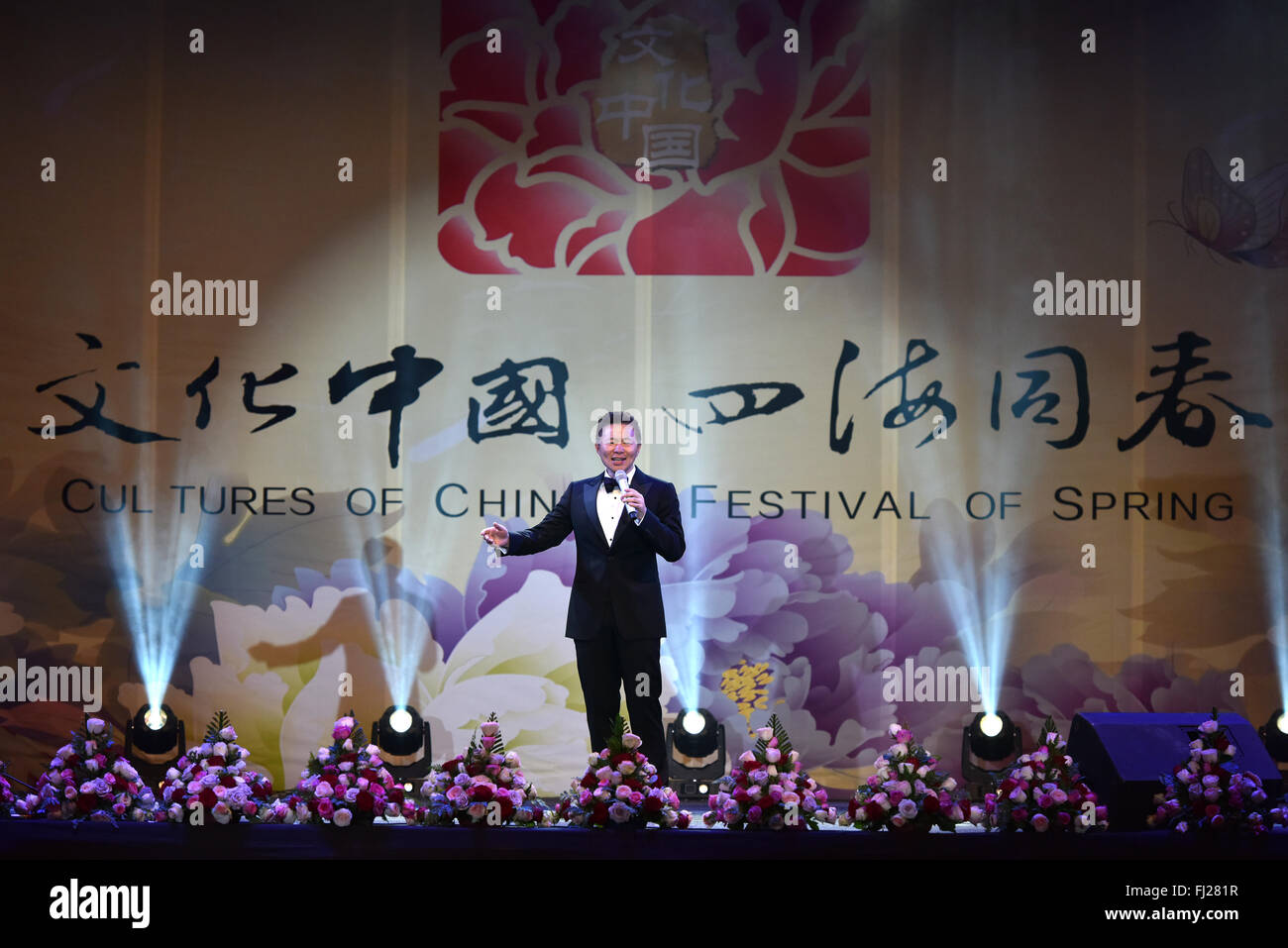 (160228) -- NAIROBI, Feb. 28, 2016(Xinhua)-- Chinese singer Wang ...