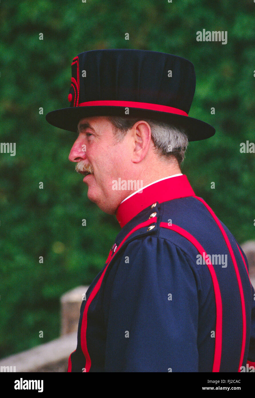 ENGLAND, LONDON, WACHE, TOWER, GUARD Stock Photo - Alamy