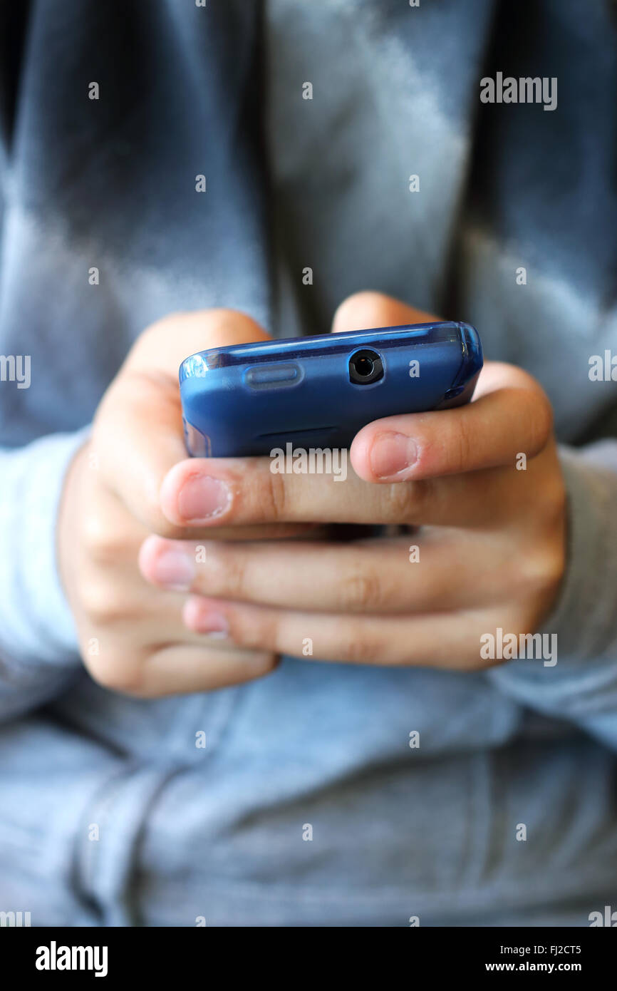 Hand holding phone hi-res stock photography and images - Alamy