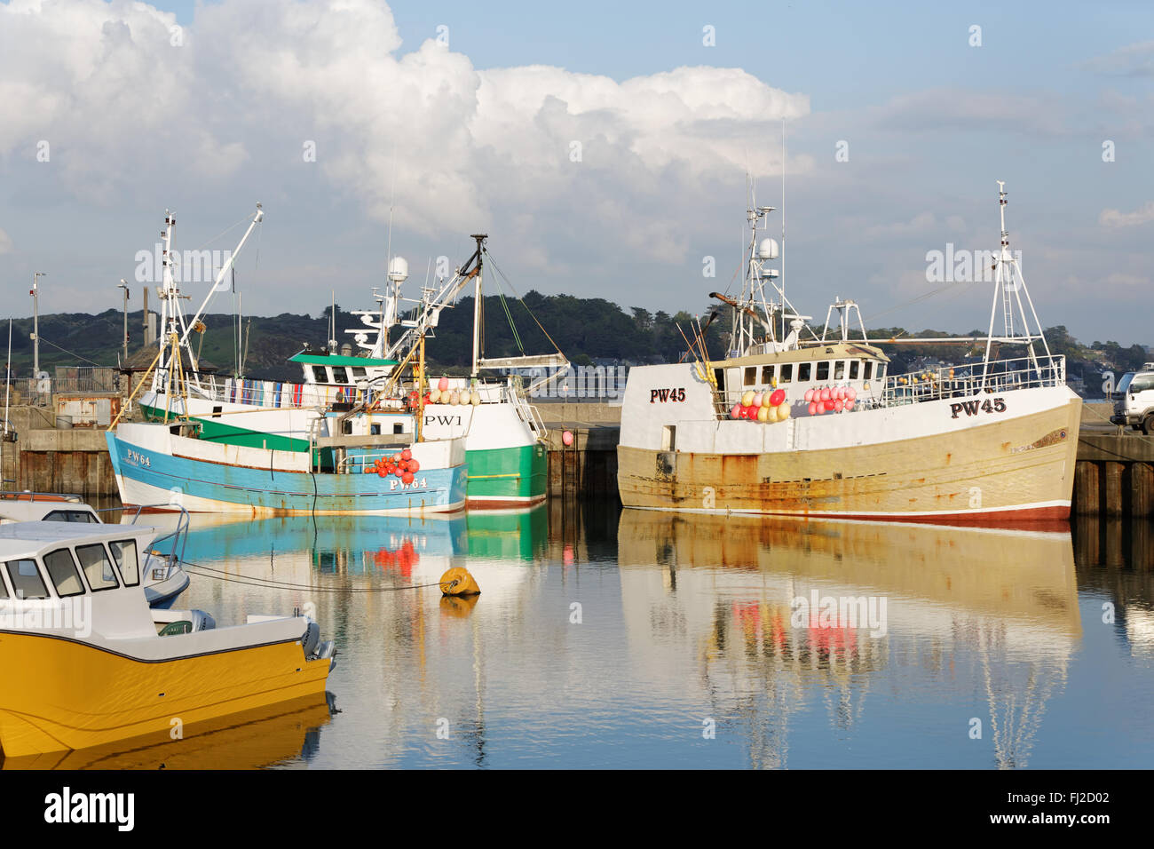 Fishing boats padstow hi-res stock photography and images - Alamy