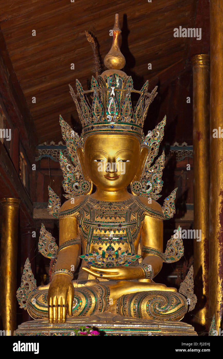 Gilded BUDDHA STATUE at NGA HPE CHAUNG known as Jumping Cat Monastery ...