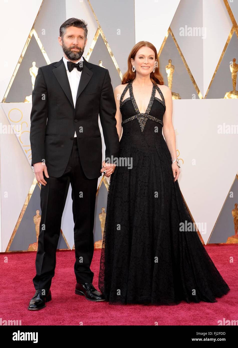 Los Angeles, CA, USA. 28th Feb, 2016. Julianne Moore, Bart Freundlich at arrivals for The 88th ...