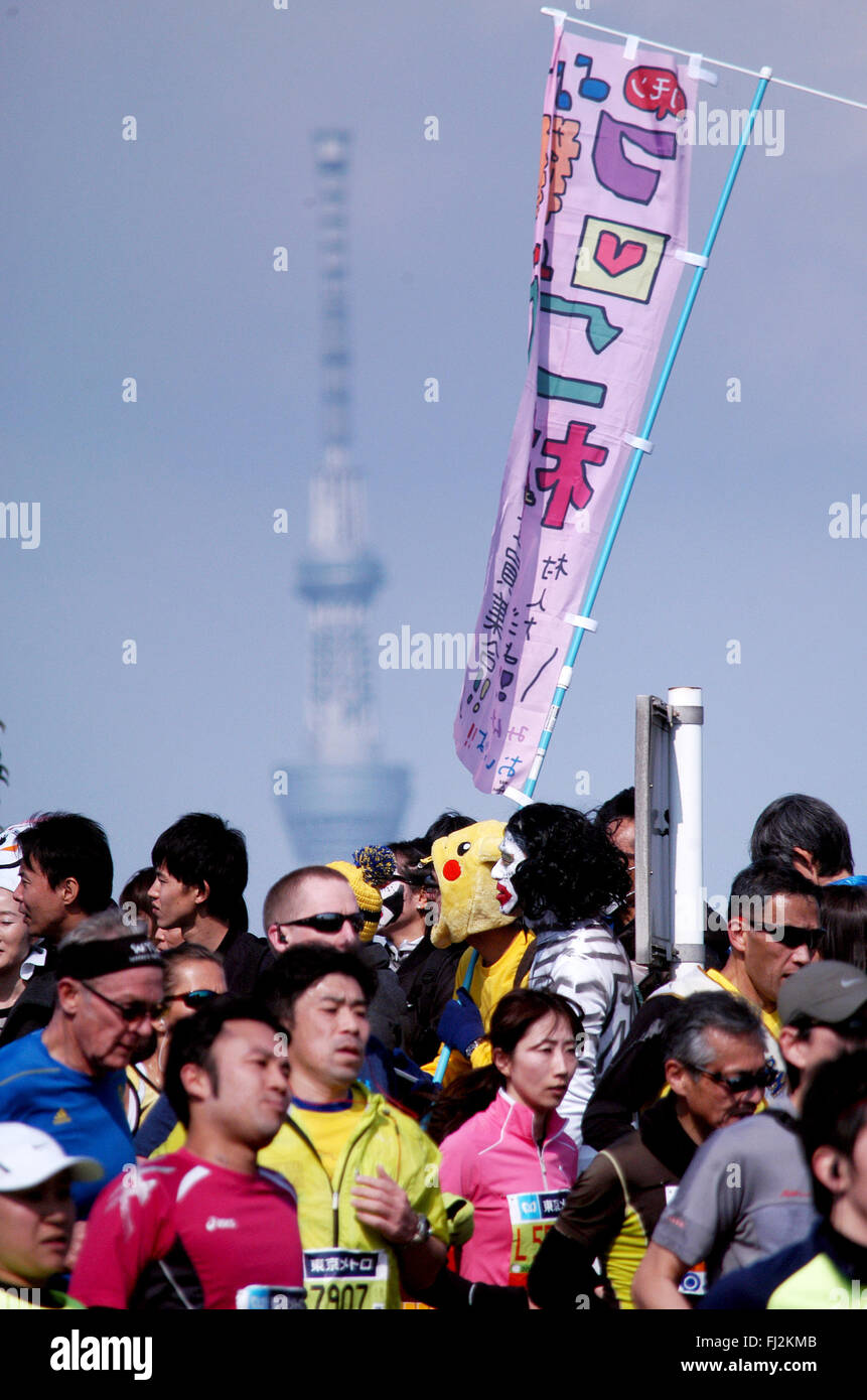 Tokyo, Japan. 28th Feb, 2016. A group of Tokyo Marathon runners pass by ...