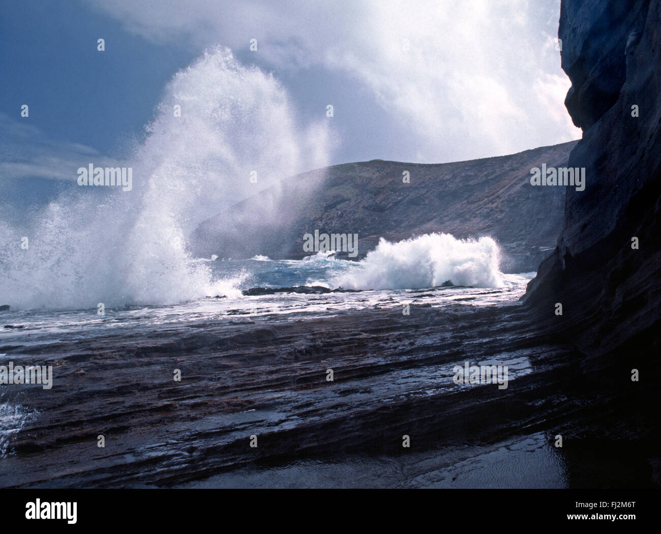 Crashing wave photograph hi-res stock photography and images - Alamy