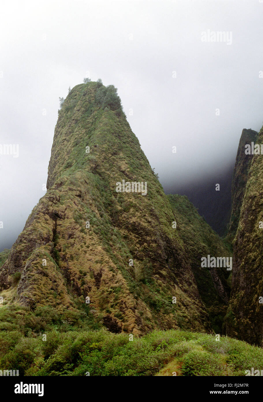 The IAO NEEDLE rises more than 1200 feet above the IAO VALLEY - MAUI ...