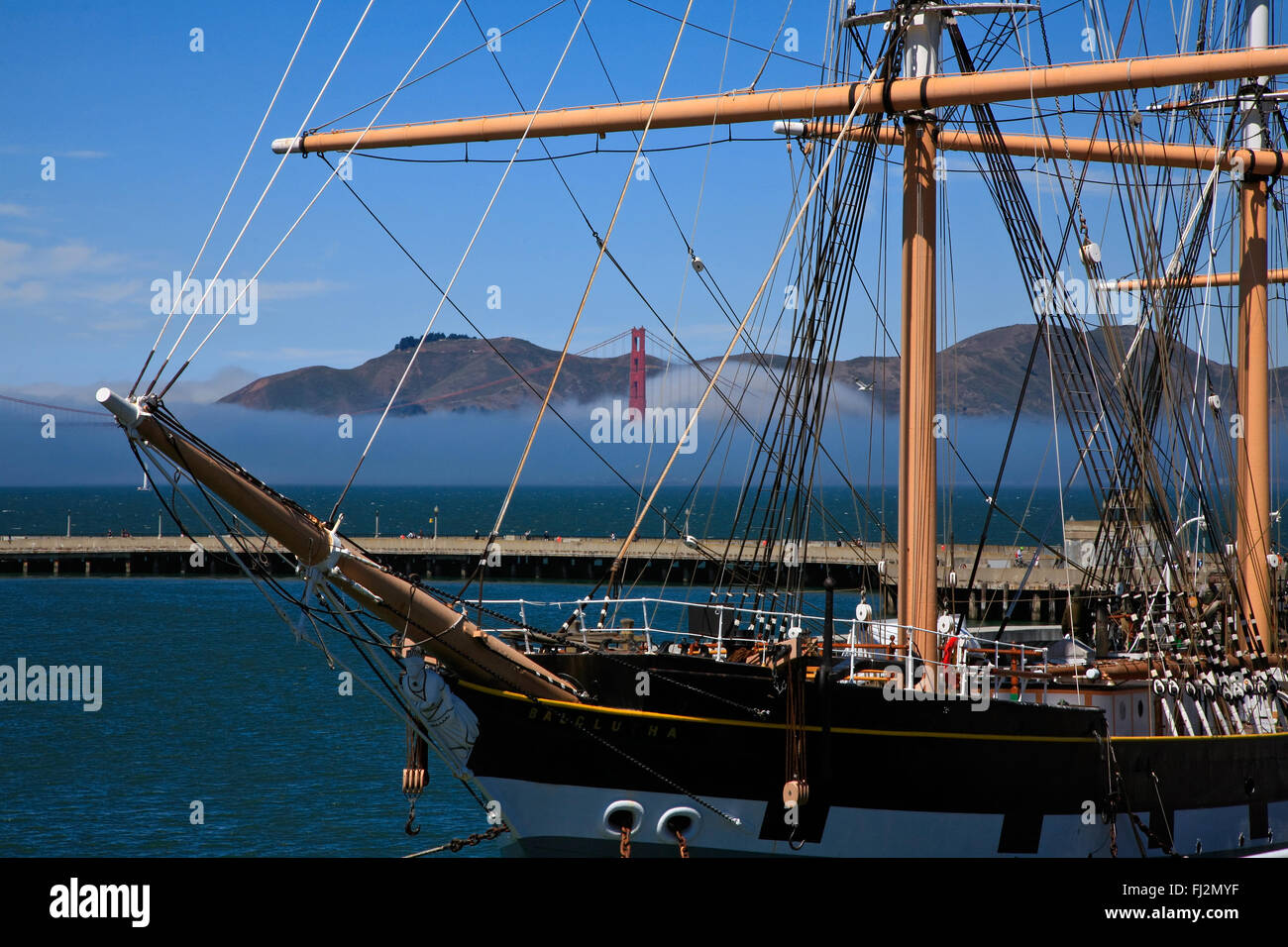 The 1895 SCHOONER C.A. THAYER & the GOLDEN GATE BRIDGE on HYDE STREET ...