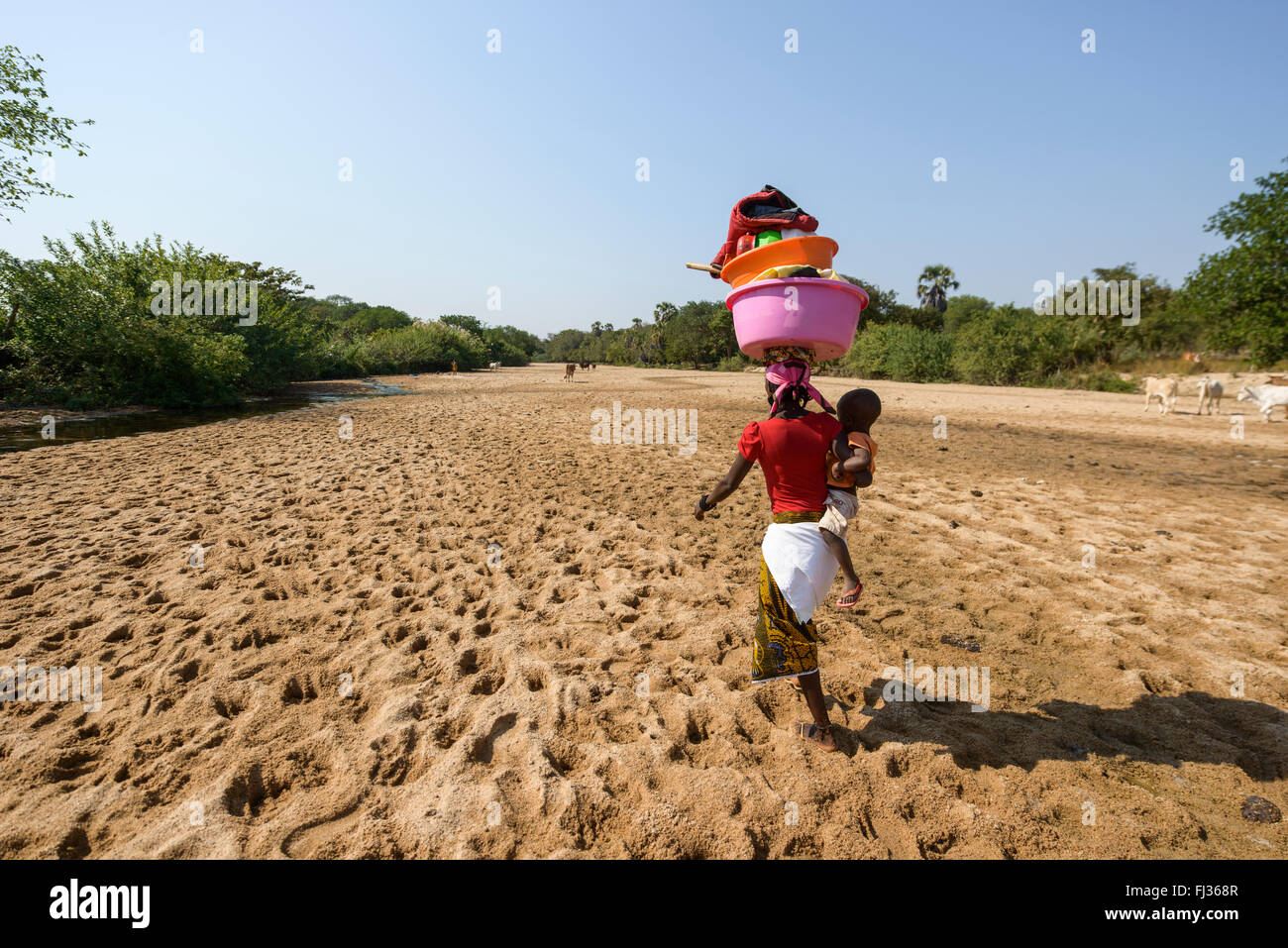 Women carry water on head river hi-res stock photography and images - Alamy