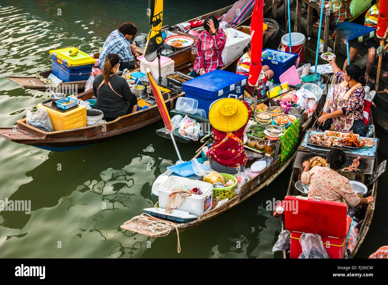 Trader's boats in a floating market in Thailand Stock Photo - Alamy