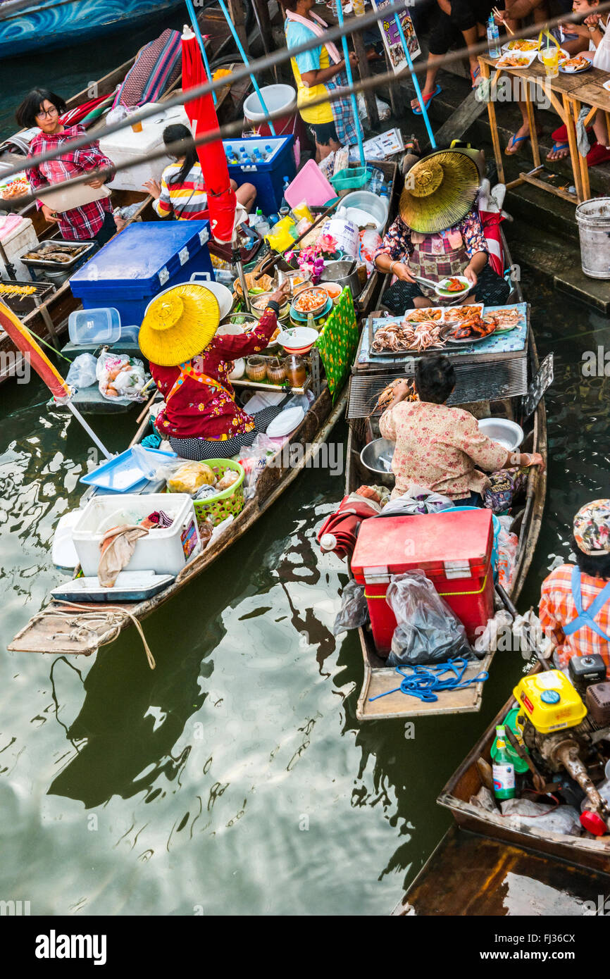 Trader's boats in a floating market in Thailand Stock Photo - Alamy