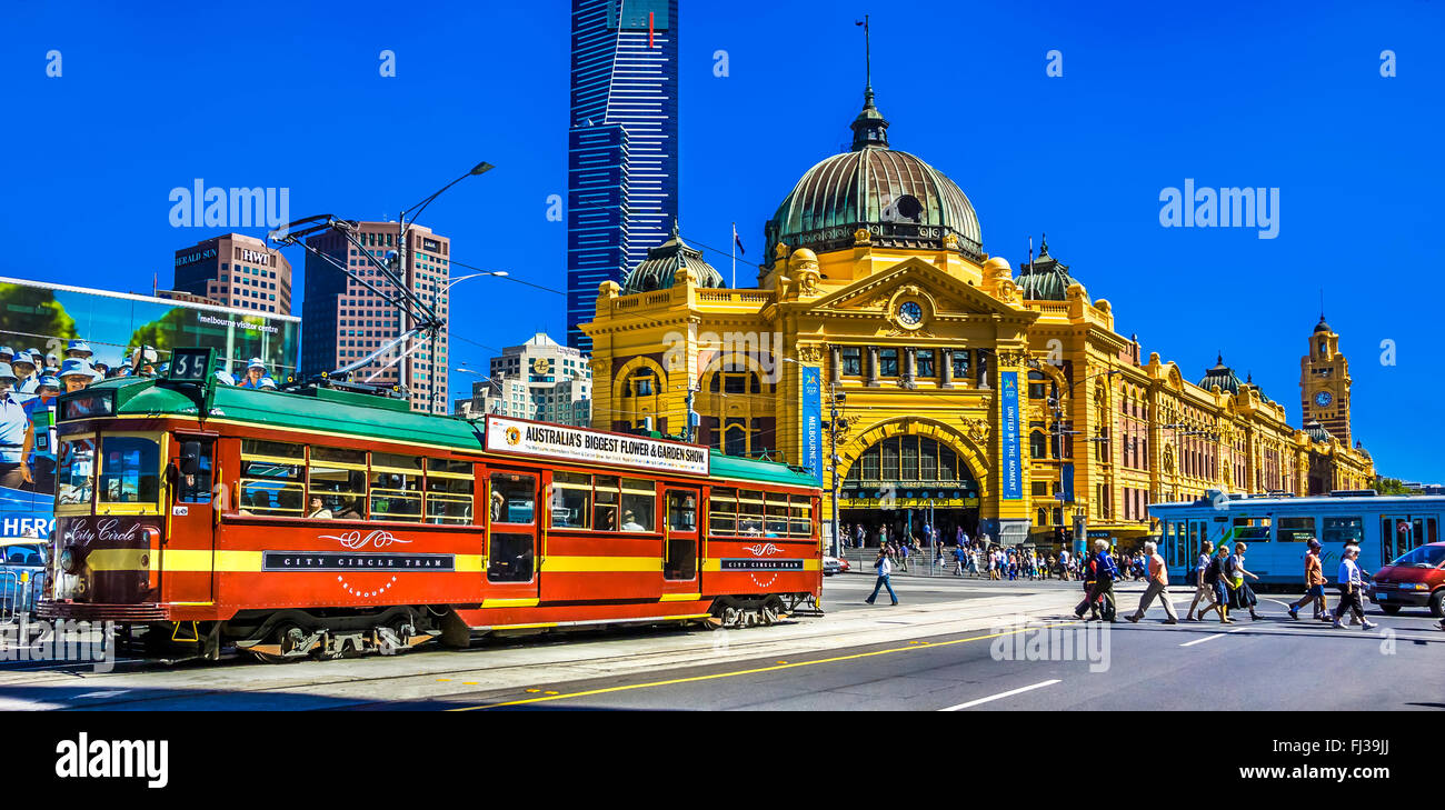 People crossing Flinders Street the Swanston St intersection ...