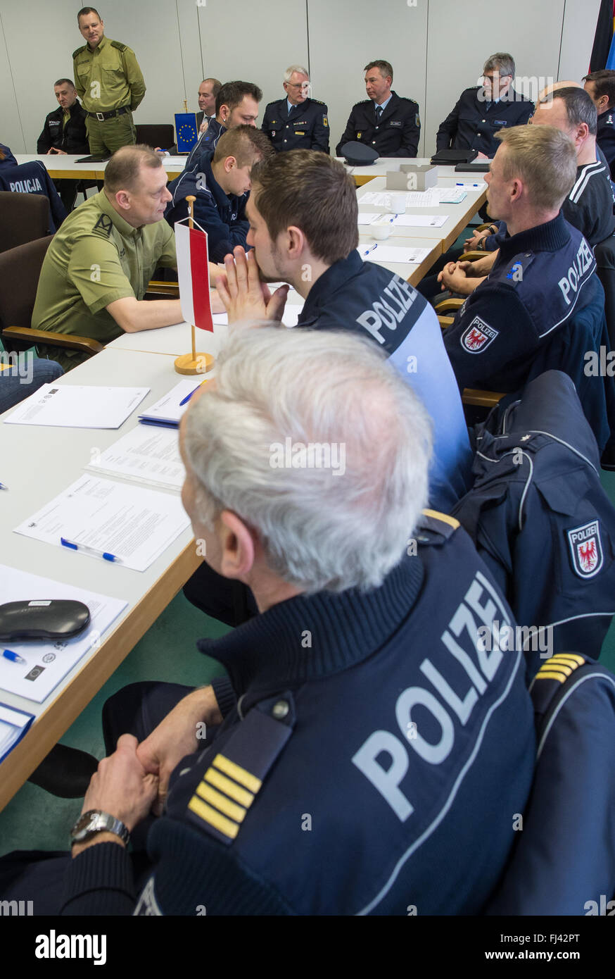 Frankfurt, Germany. 29th Feb, 2016. Polish and German police officers ...