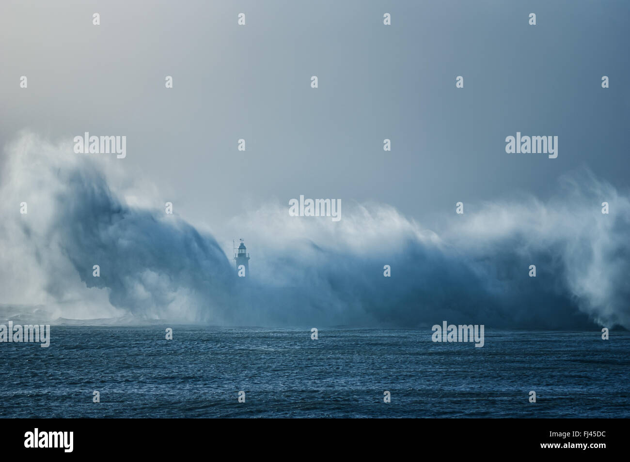 Wave hitting lighthouse hi-res stock photography and images - Alamy