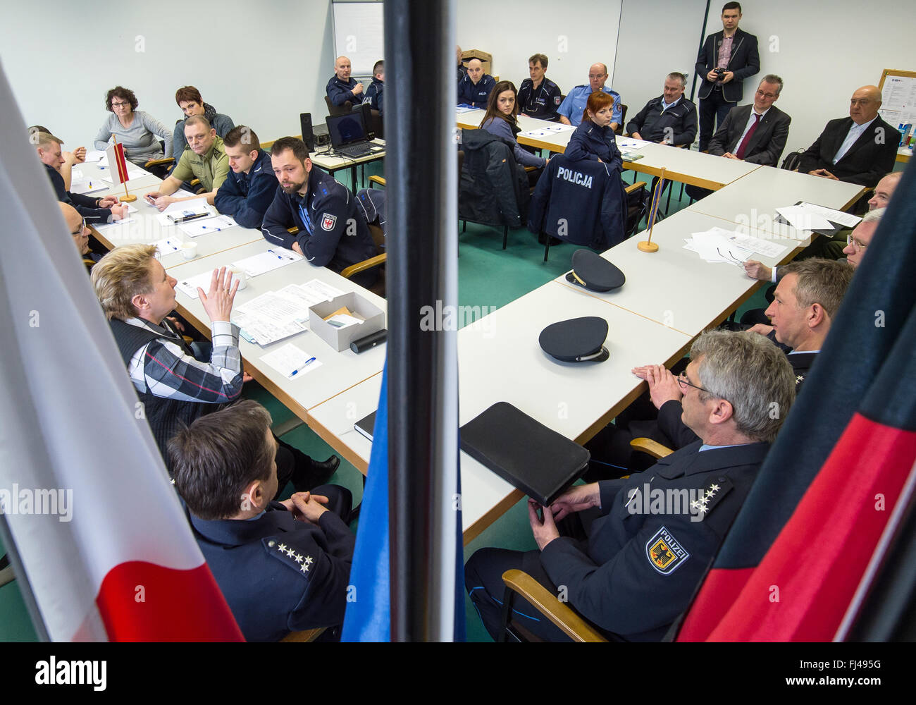 Frankfurt, Germany. 29th Feb, 2016. Polish and German police officers ...