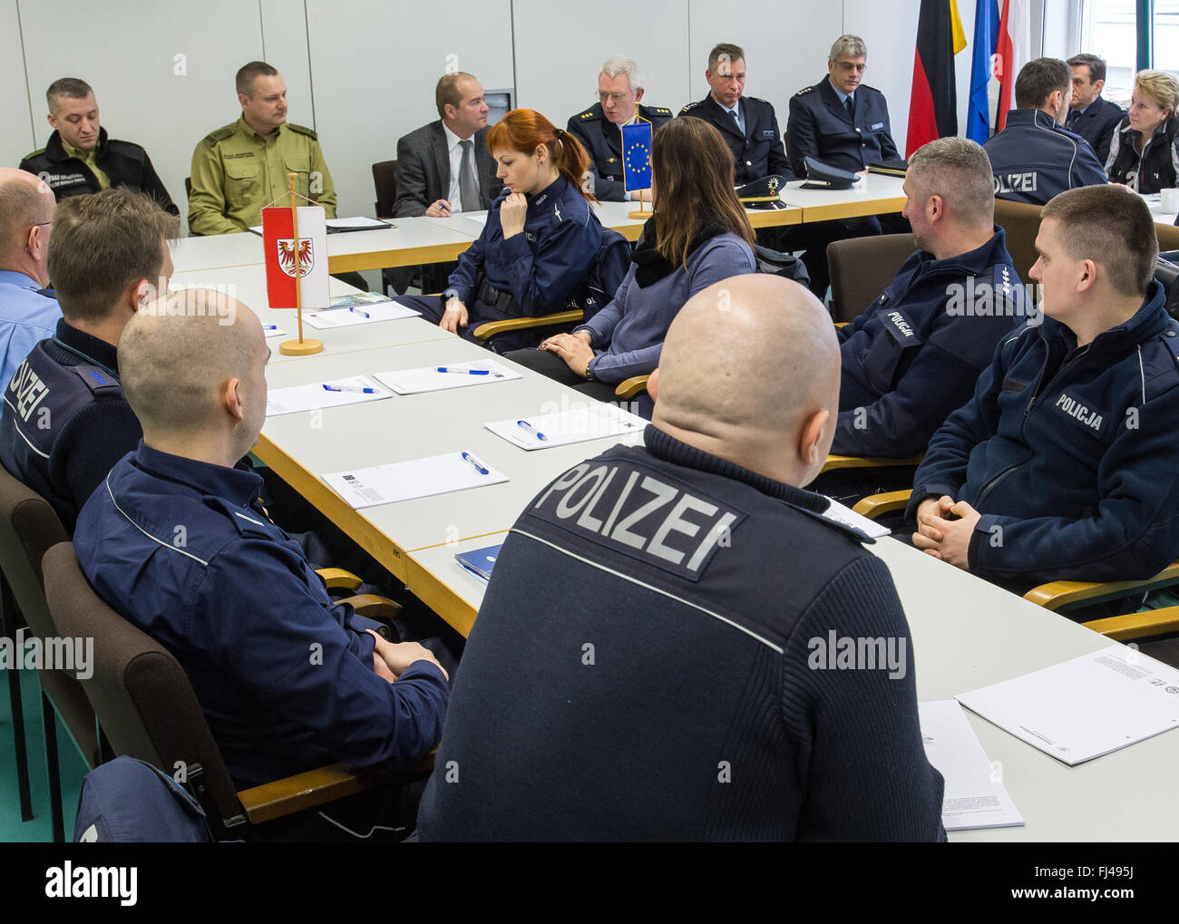 Frankfurt, Germany. 29th Feb, 2016. Polish and German police officers ...