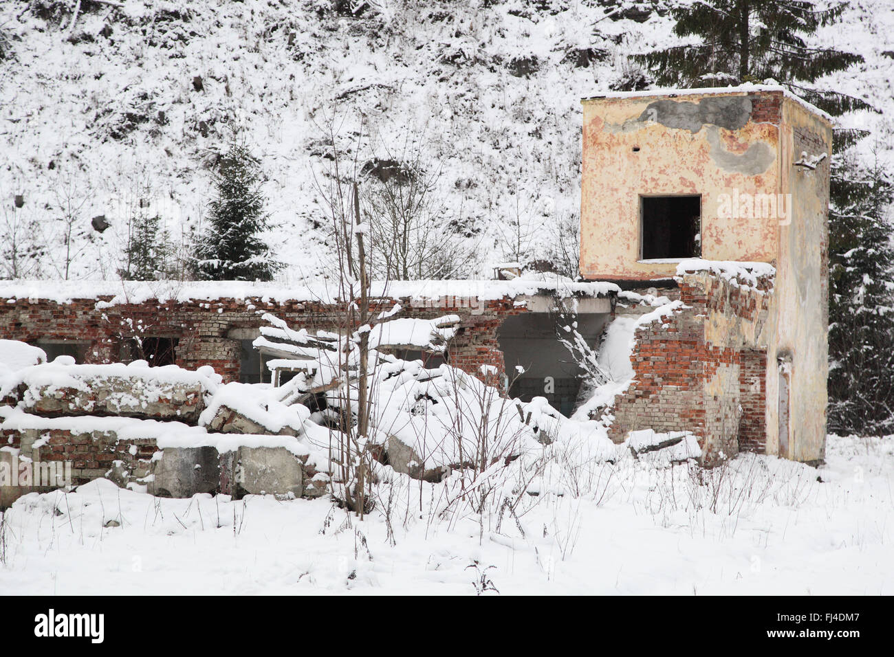 Snow damage house hi-res stock photography and images - Alamy