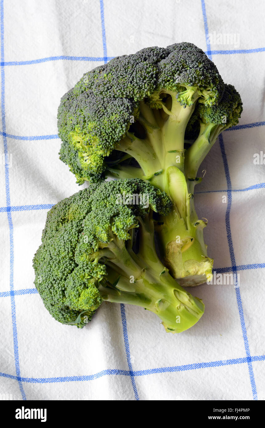Bunch of fresh green broccoli, on the kitchen table Stock Photo - Alamy