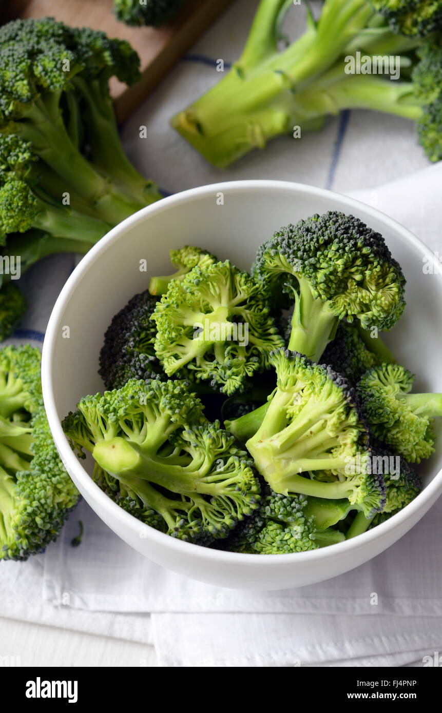 Bunch of fresh green broccoli, on the kitchen table Stock Photo - Alamy